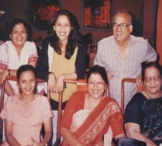 माधुरी दीक्षित की बहनों के बारे में नहीं जानते होंगे आप, पर्दे के पीछे ...