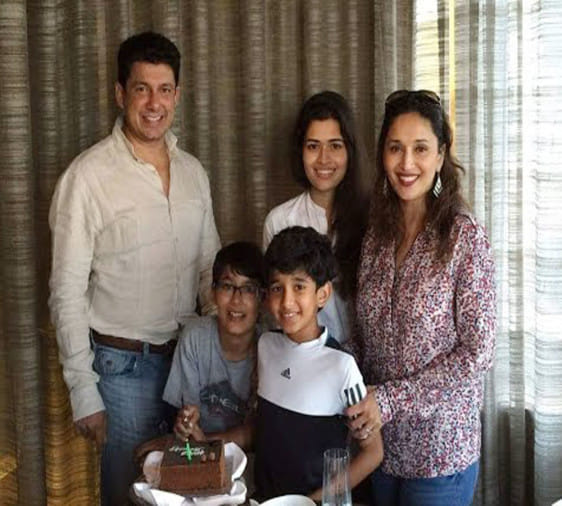 मिलिए माधुरी दीक्षित की बहनों से, अभी तक लाइमलाइट से हैं दूर - Madhuri ...