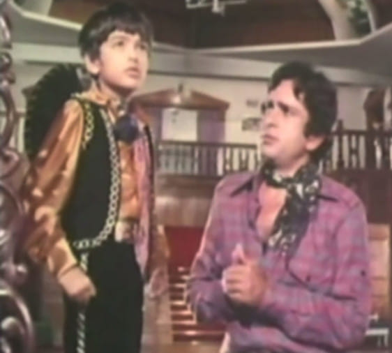 'दीवार' का छोटा अमिताभ इस इंडस्ट्री का है बादशाह, दुनियाभर में फैला है ...