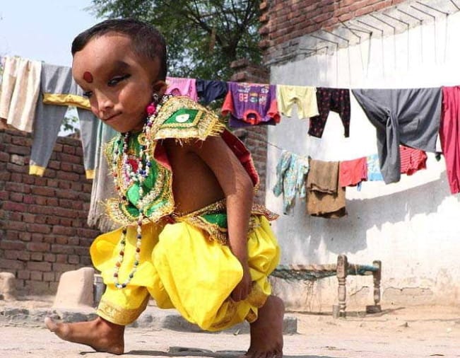 देखिए कुदरत के करिश्मे से कम नहीं ये बच्चा, सच होती हैं इसकी कहीं बातें ...