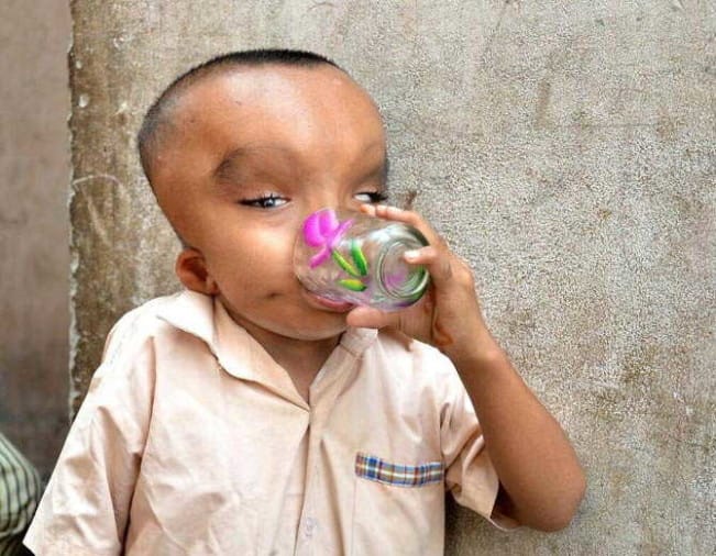 देखिए कुदरत के करिश्मे से कम नहीं ये बच्चा, सच होती हैं इसकी कहीं बातें ...