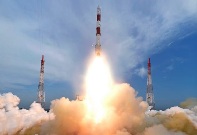 Isro ने रचा इतिहास, Pslv-c38 से अंतरिक्ष में पहुंचाए 14 देशों के 31 ...