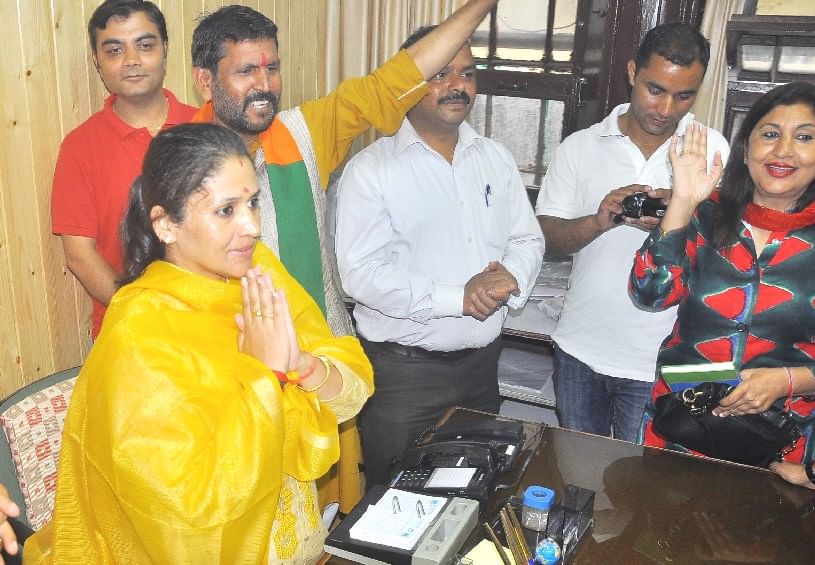 आखिरकार नगर निगम पहुंचे नए मेयर-डिप्टी मेयर, हवन के बाद संभाला कार्यभार ...