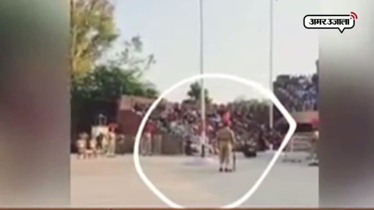Video:वाघा बॉर्डर पर पाकिस्तानी सैनिक धड़ाम से गिरा - Pakistani Soldier ...