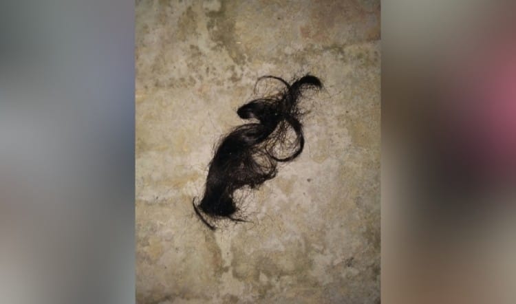 हैरतअंगेजः दिन दहाड़े किसी साये ने महिला को दीवार पर पटका और काट दी ...