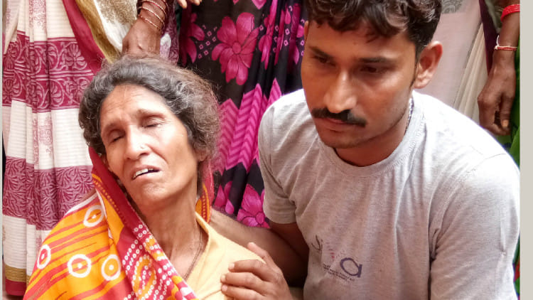 Photos:सरकारी अस्पताल में ‘अंधविश्वास का मेला’ - Woman Born ...