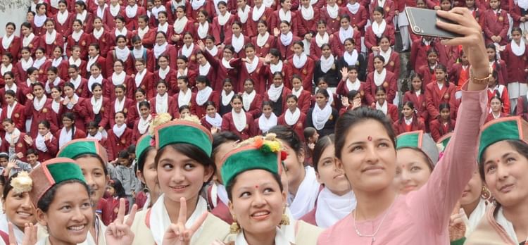 Cricketer Sushma Verma Grand Welcome In Portmore School Shimla - Amar ...