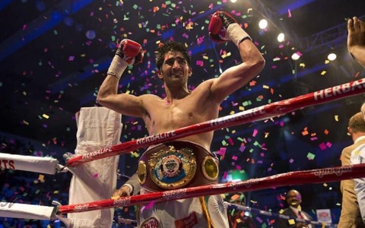 मुक्केबाज विजेंद्र कुमार की जीत पर बॉलीवुड ने कुछ यूं दी बधाई ...