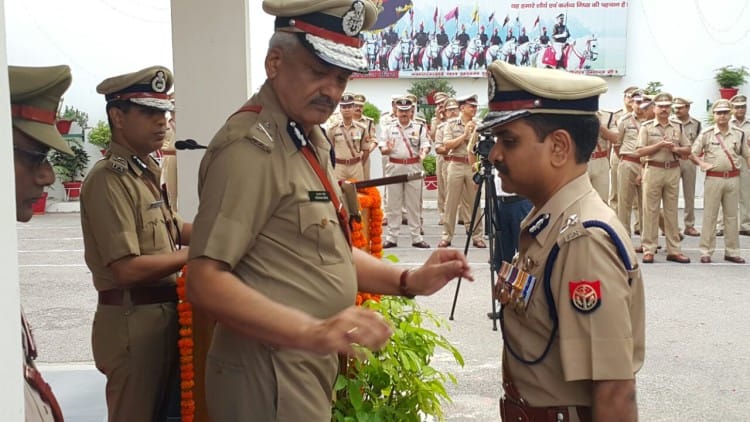 यूपी डीजीपी ने किया अफसरों को सम्मानित बोले- भर्ती निरस्त होने से टूट ...