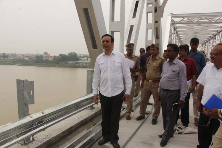 Principal Secretary Rajnish Dubey Visit Samne Ghat Bridge - Amar Ujala ...