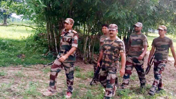 Photos:जंगल में एनकाउंटर, बारिश के बीच होती रहीं दोनों तरफ से गोलियों ...