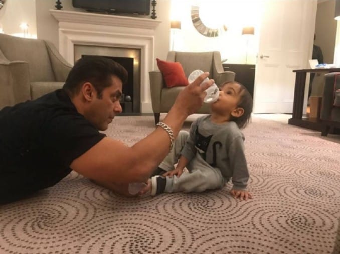 भांजे आहिल को यूं दूध पिला रहे हैं सलमान खान, कहां है मम्मी अर्पिता - Salman Khan Make Nephew ...