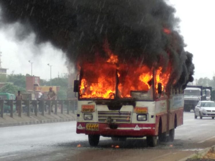 Look At Pictures, 'the Burning Bus', Passengers Fleeing To Save Lives ...