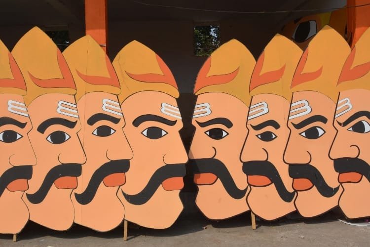 लखनऊ के ऐशबाग में जलेगा सबसे बड़ा रावण साथ ही देगा एक खास संदेश ...