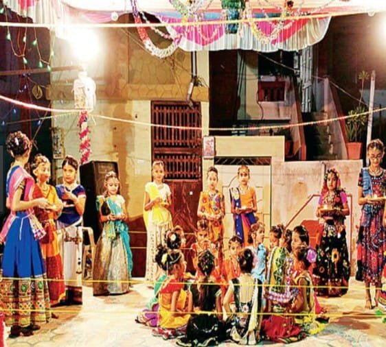 गुजरात में गरबे की धूम, अनुच्छेद-370 और चंद्रयान-2 को लेकर दिखा जोश ...