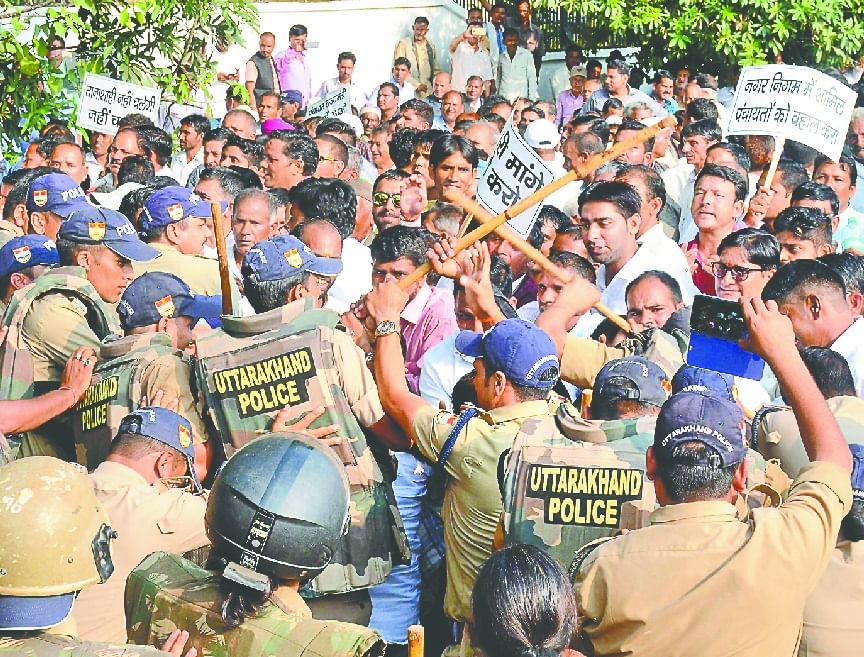 Gram Pradhan Fight With Police During Protest In Dehradun - Amar Ujala ...