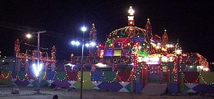 पाक की सूफी दरगाह में फिदायीन हमला, 18 की मौत, 20 घायल - Pakistan: At ...