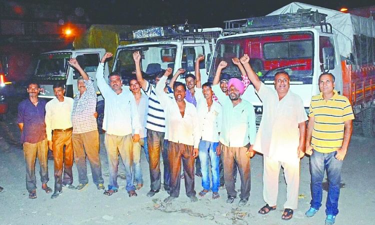 देहरादून Gst के विरोध में उतरे 2500 ट्रांसपोटर्स सड़कों पर ट्रक खड़े