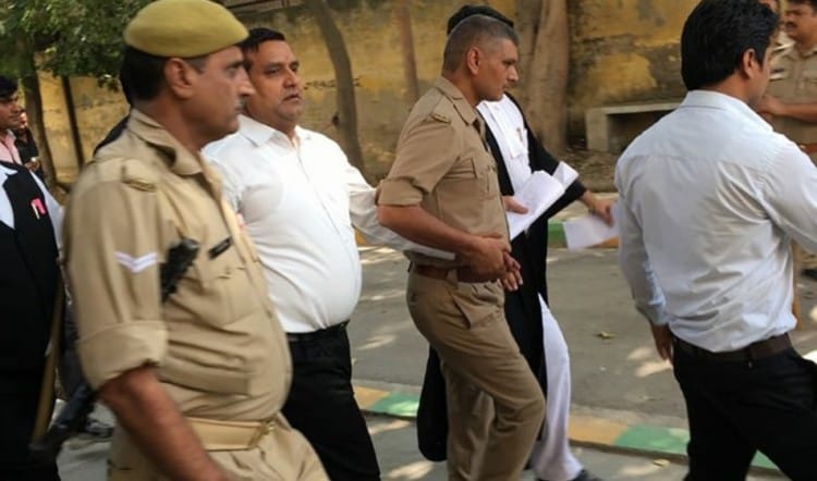 भाजपा नेता गज्जी भाटी के हत्यारोपी पूर्व विधायक अमरपाल ने किया कोर्ट ...