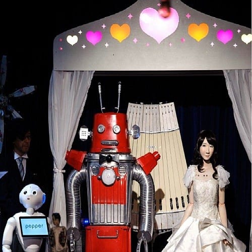 रोबोट्स की शादी के बारे में सुना है, दो साल पहले हो चुकी है, सबूत देख ...