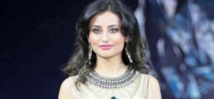 सिंगापुर और मलेशिया में देवभूमि की ईशा के जलवे - Isha Singh Represent ...