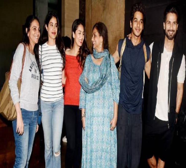 Jahanvi Kapoor Was Seen With Ishaan Khattar Family In A Photo ...