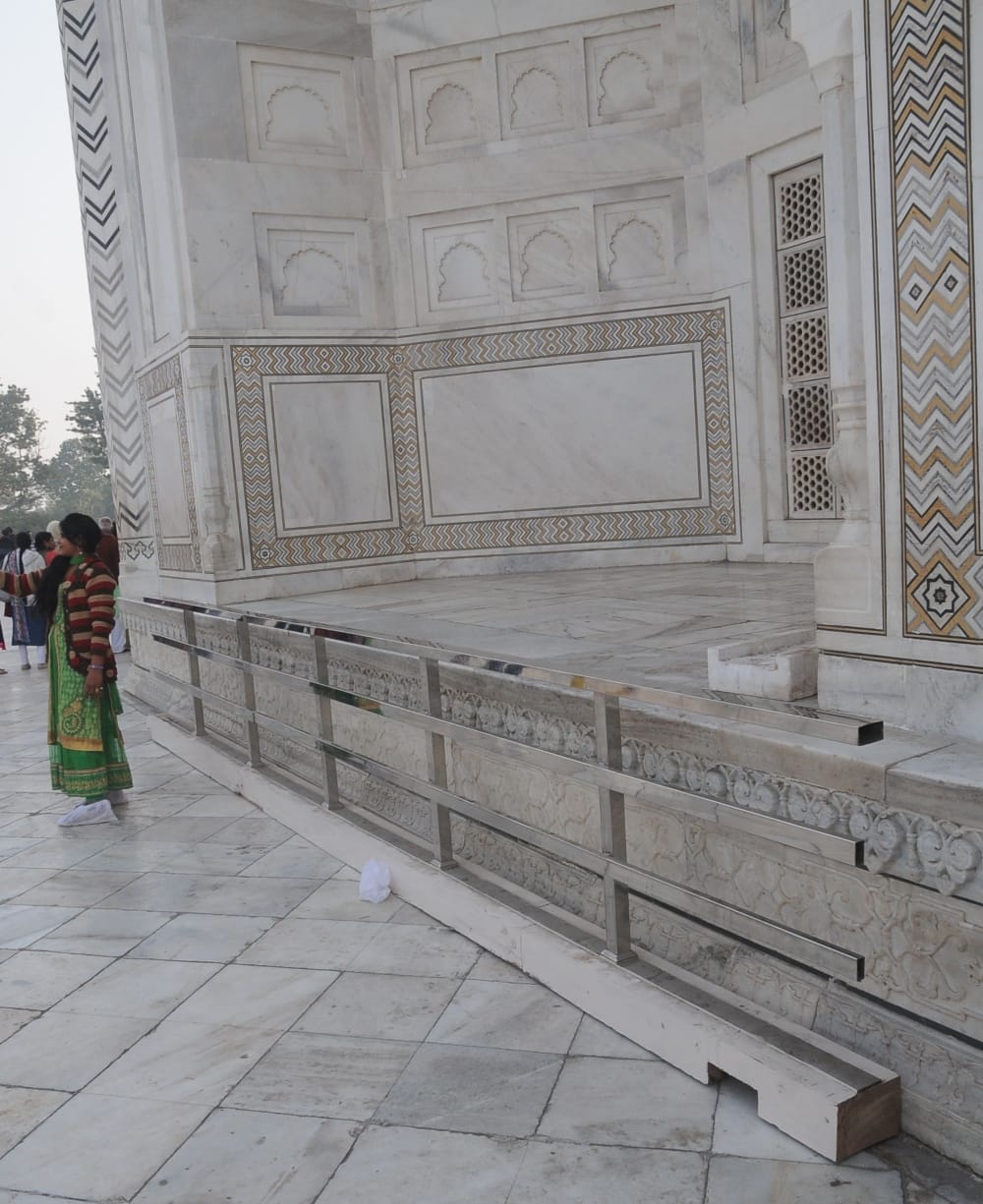 Changing Colours Of Taj Mahal Know Why Taj Is Turning Green - Amar ...
