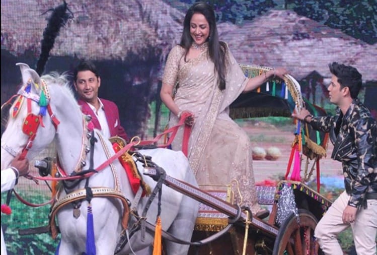 बसंती बनकर 'डांस इंडिया डांस' के सेट पर पहुंची हेमा मालिनी, याद दिलाई ...