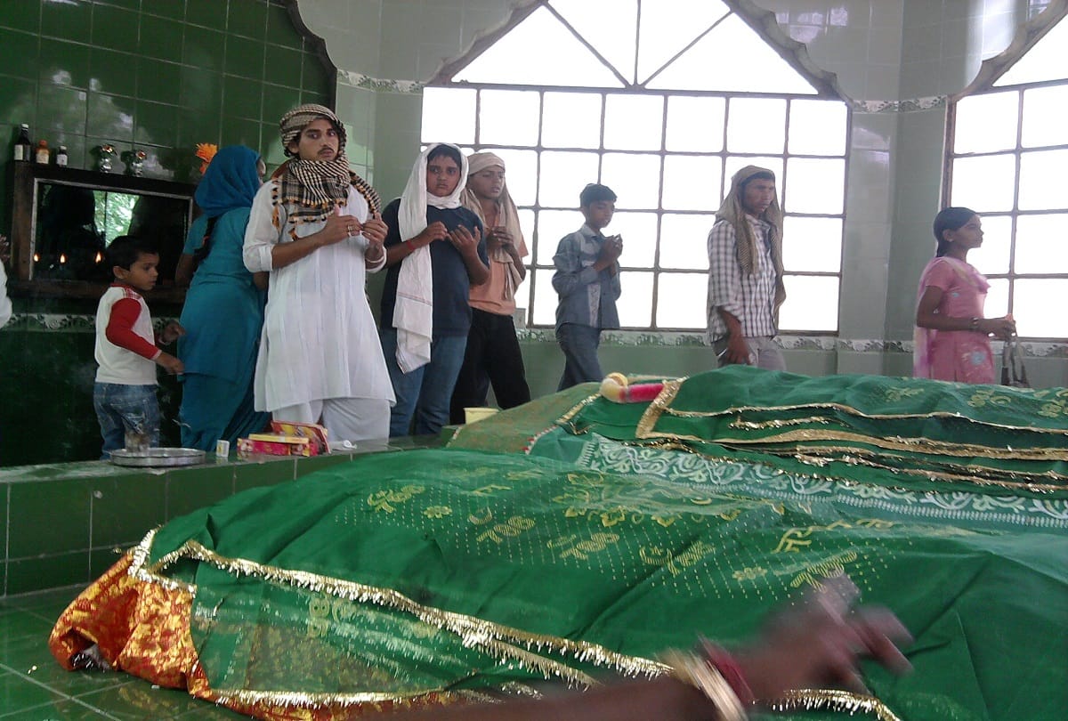 जानिये कहां है लैला-मजनू की मजार जहां हर साल लगता है प्रेमी जोड़ों का ...