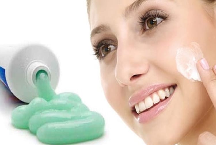 How To Use Toothpaste For Skin Care Beauty And Hairstyling - Amar Ujala ...