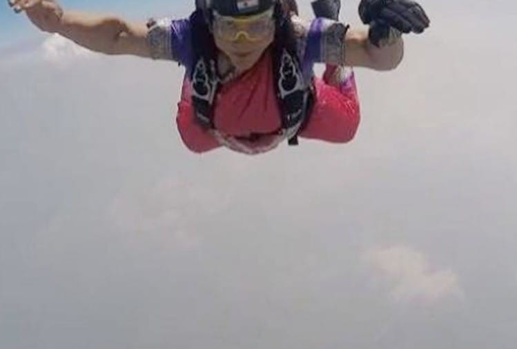 पद्म विजेता दो बच्चों की मां साड़ी पहनकर 13 हजार फुट से कूदीं, देखें ...