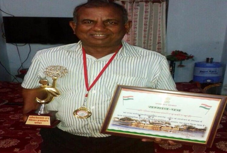 रास्ते में मिले सिक्कों ने पुरातत्वविद बना दिया - Success Story Of Om ...