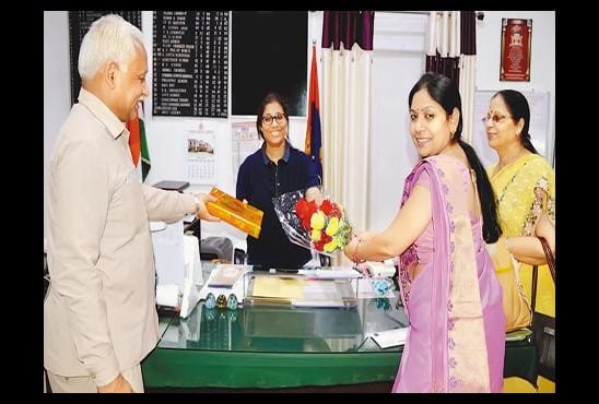 विश्व महिला दिवस पर महिलाओं का गुणगान - Praise Women On World Women's ...