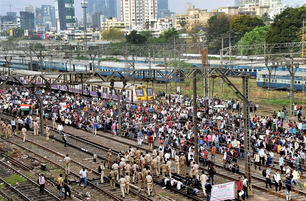 महाराष्ट्र:मुंबई में रेलवे स्टेशनों पर बढ़ी यात्रियों की भीड़, पश्चिम ...