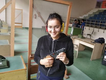 Jaspal Rana Daughter Devanshi Rana Wins Gold In Shooting World Cup ...
