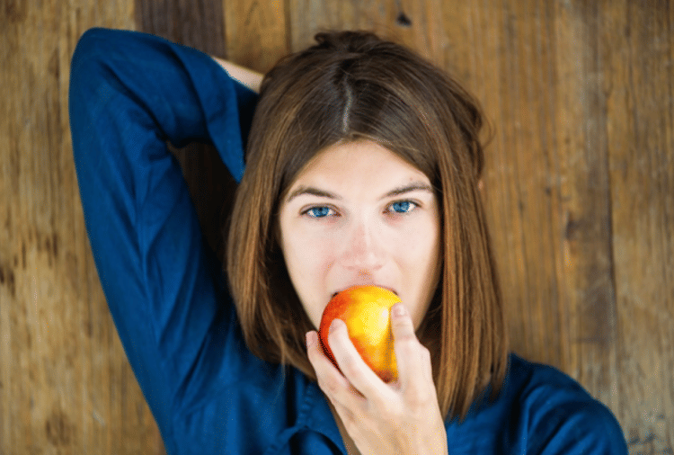 Sitting Posture While Eating:यह है बैठकर खाना खाने का सही तरीका - Best ...