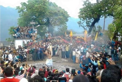 Photos:यहां दहकते अंगारों पर नाच उठे देवता, साक्षात 'प्रकट' होकर भक्तों ...