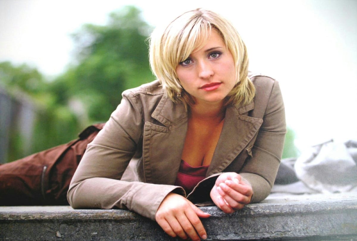 American Actress Allison Mack Was Arrested In Girls Trafficking ...