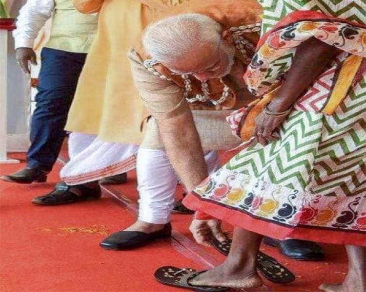 अपने हाथों से चप्पल पहनाईं थी Pm मोदी ने, जानिए रतली बाई क्या कह रही है ...