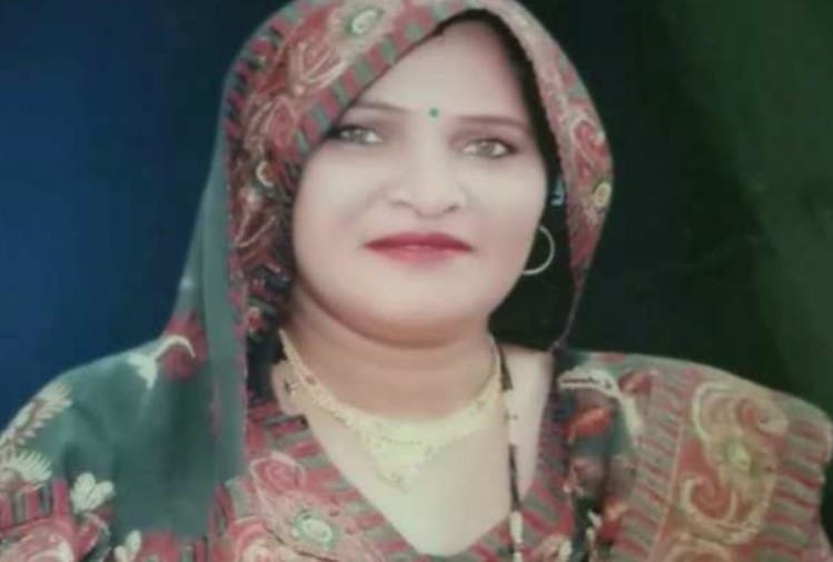 सांप ने काटा तो महिला को गोबर में दबाया, तड़प-तड़पकर हुई मौत - Lady ...