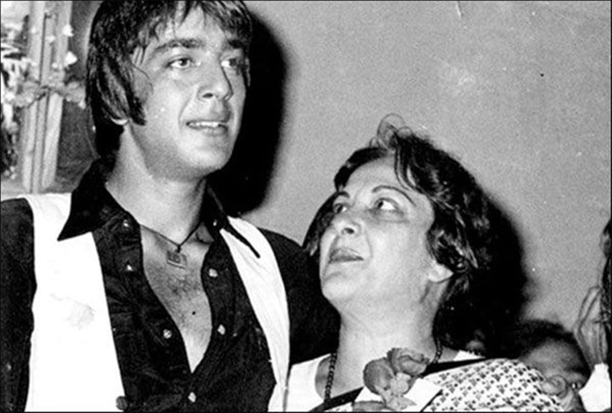 Sanjay Dutt Shares Throwback Picture Of Nargis Dutt On Her Death ...