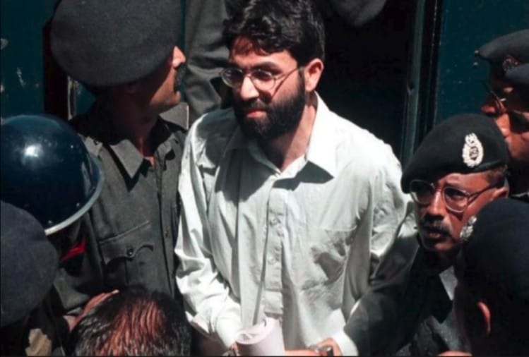 पाक अदालत ने अमेरिकी पत्रकार डेनियल पर्ल की हत्या के आरोपी उमर शेख की मौत की सजा कैद में बदली ...