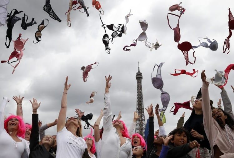 एफिल टॉवर के सामने महिलाओं ने उतारी ब्रा, ताकि महफूज रहे दुनिया की आधी ...