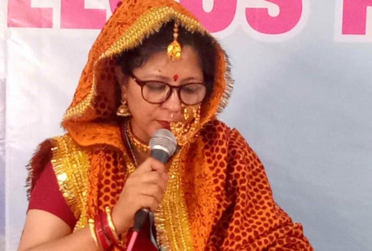 शिक्षिका अंजू पांडेय ने 12 घंटे पहाड़ी गीत गाकर बनाया रिकॉर्ड - Teacher ...