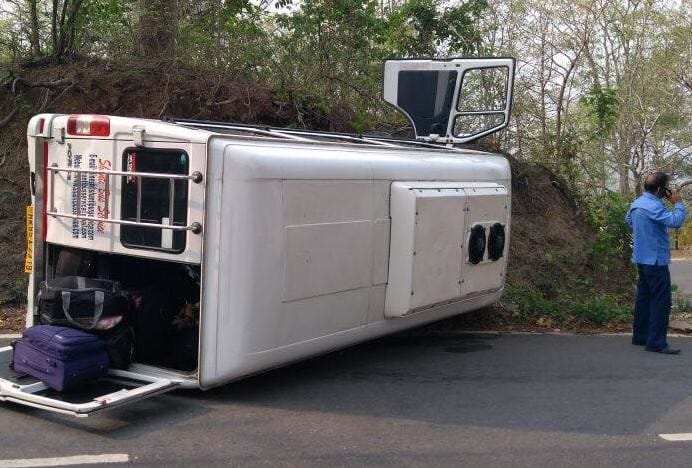 कालाढूंगी:पर्यटकों से भरी बस पलटी, आईं मामूली चोट - Bus Rolling Over ...