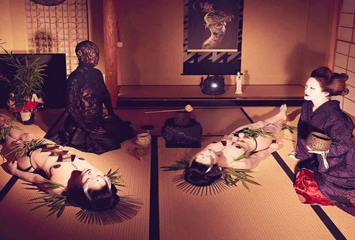 यहां प्लेट नहीं, लड़की पर खाना परोसकर खाने का है रिवाज, रेस्त्रां और ...