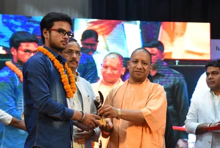 Amar Ujala Medhavi Chhatra Samman Pics. - Amar Ujala Hindi News Live ...