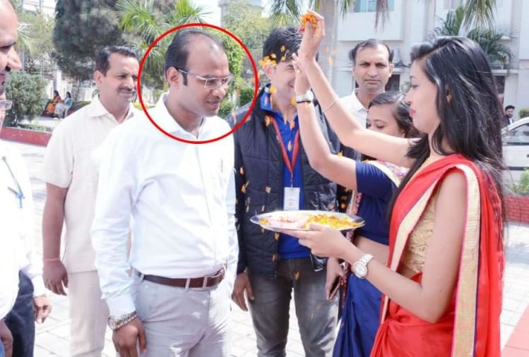 फर्जी Ias बनकर तय किया युवती से रिश्ता, सगाई से पहले गिरफ्तार, तस्वीरों में जानें पूरी कहानी ...