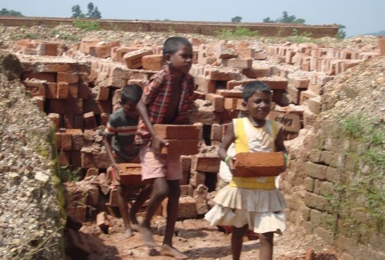 मध्यप्रदेश का एक गांव जहां के बच्चे नहीं पहचानते अपने पिता को - Know ...