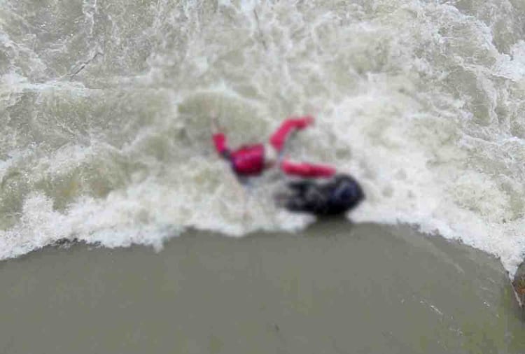 Girl Dead Body Found In The Canal - Amar Ujala Hindi News Live - नहर ...